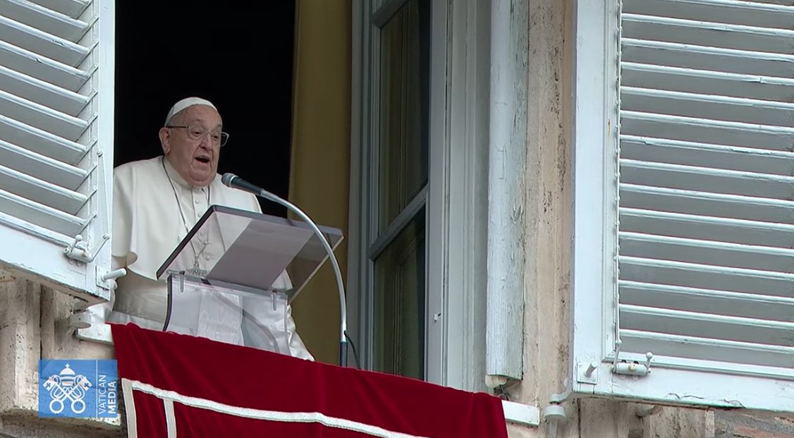 El papa Francisco pasa una noche tranquila y sigue en recuperación